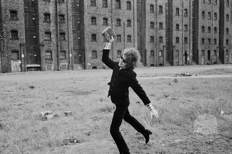 Bob Dylan in Liverpool, England 1966 by Barry Feinstein – Musichead Gallery